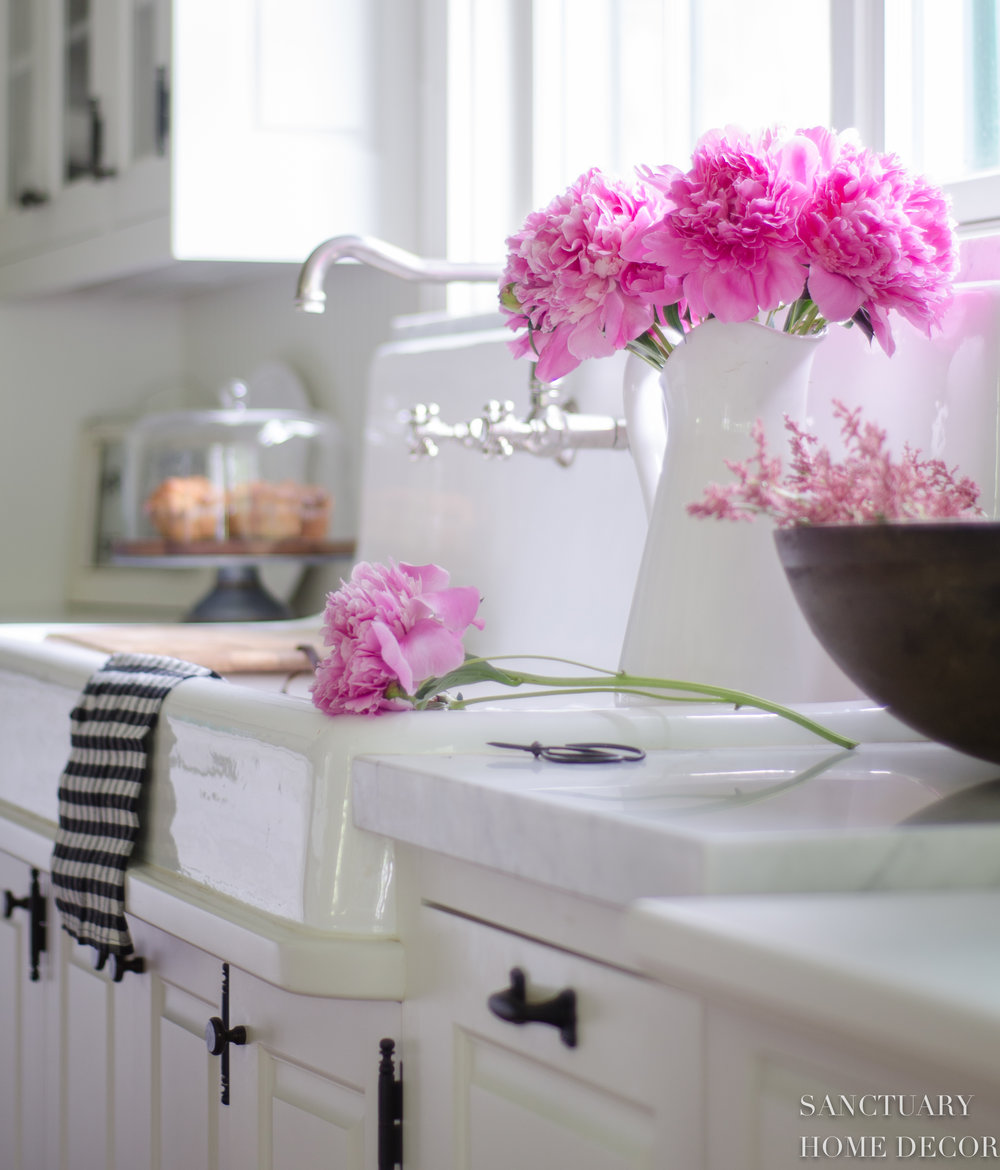 6 Easy Ways to Add Farmhouse Charm to Your Home - Sanctuary Home Decor